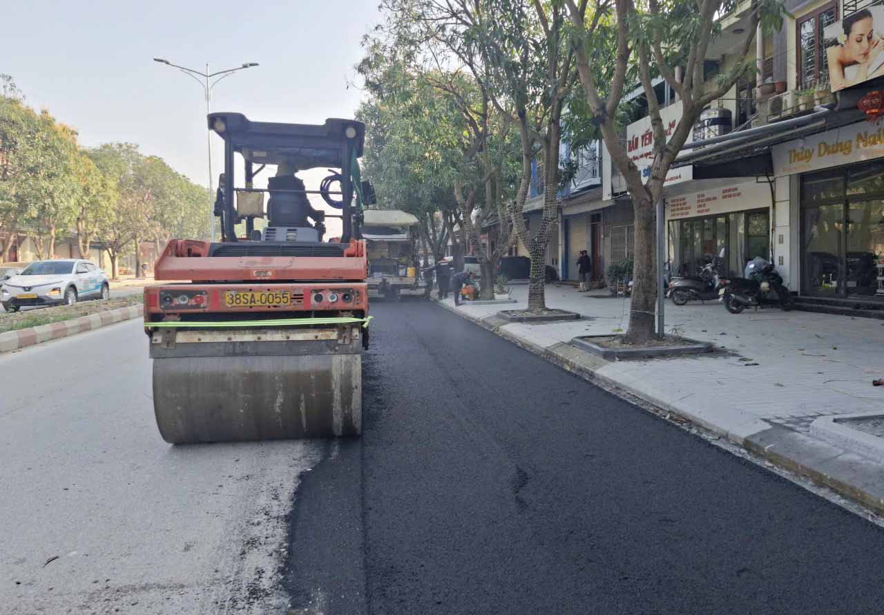 Focusing on asphalting the inner-city road of Ha Tinh after a period of ...