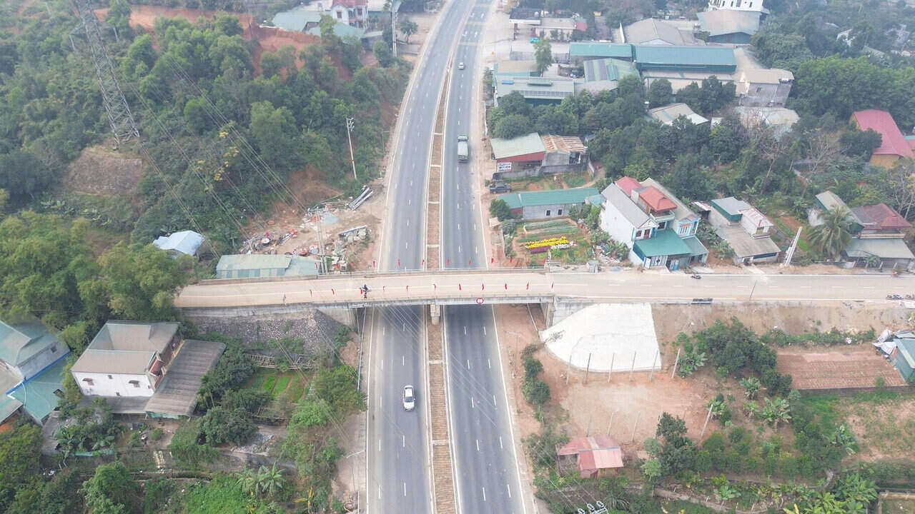 Completion of nearly 500 billion VND 6-lane road at the Northwest gateway