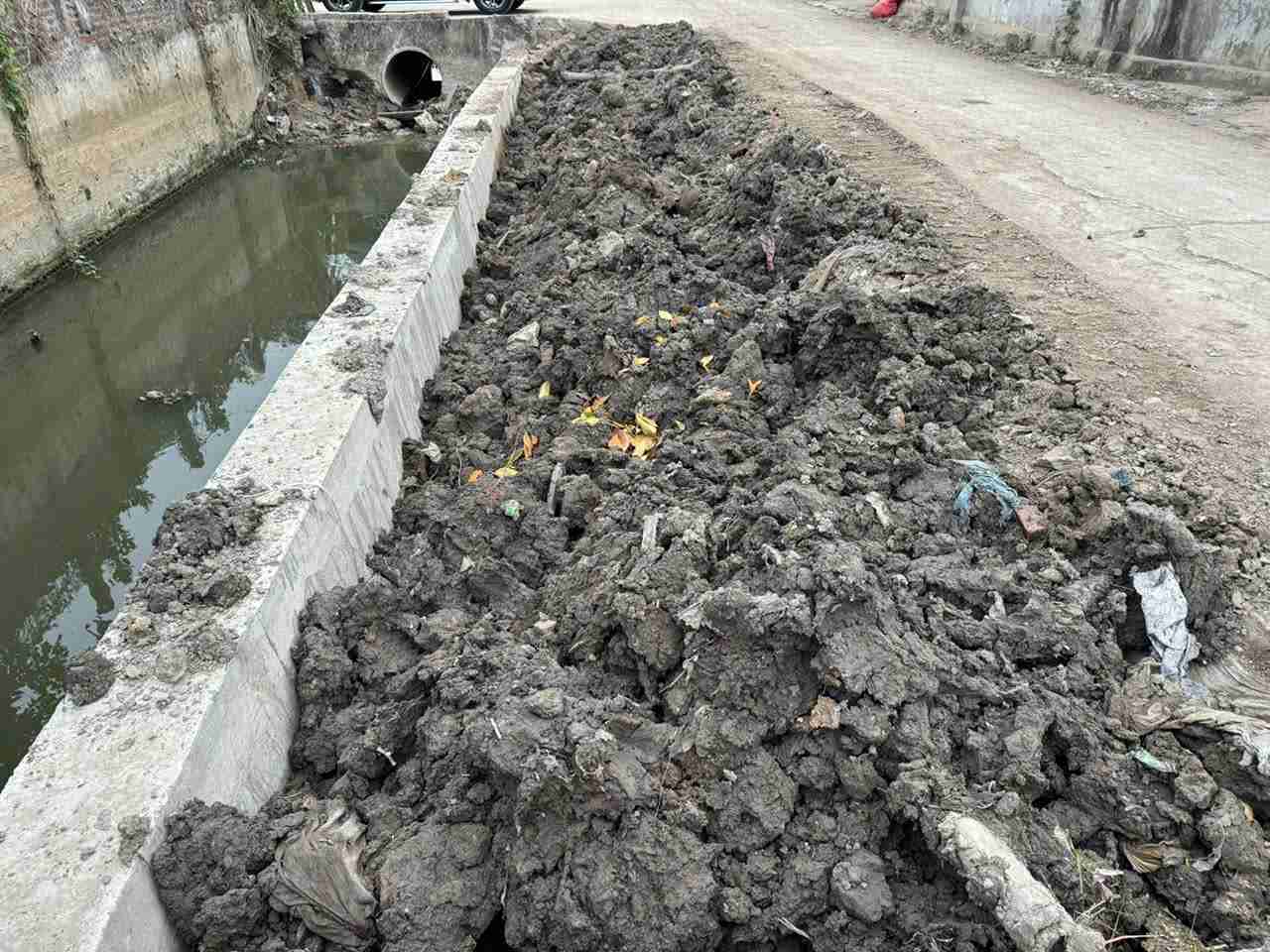 Hưng Yên: Dự án giao thông bị phản ánh nền đường đắp bằng đất bùn lẫn rác