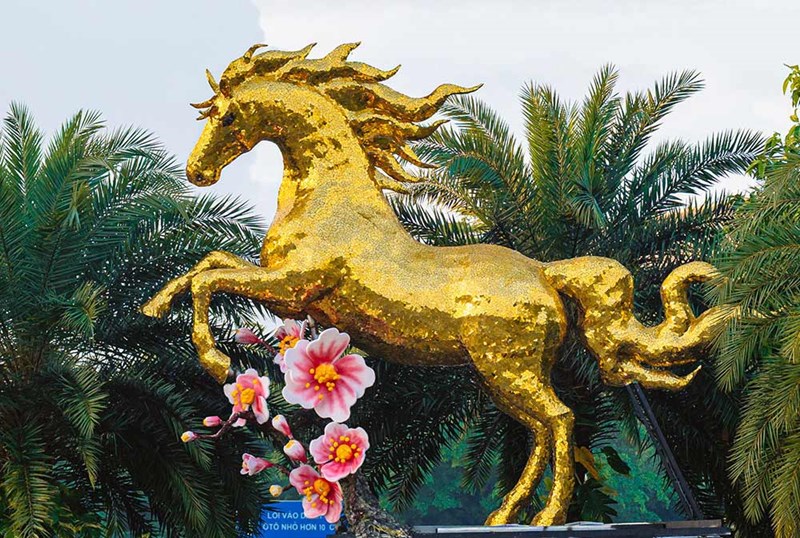 Linh vật ngựa vàng chào sân ấn tượng trên đường đua Tết Bính Ngọ