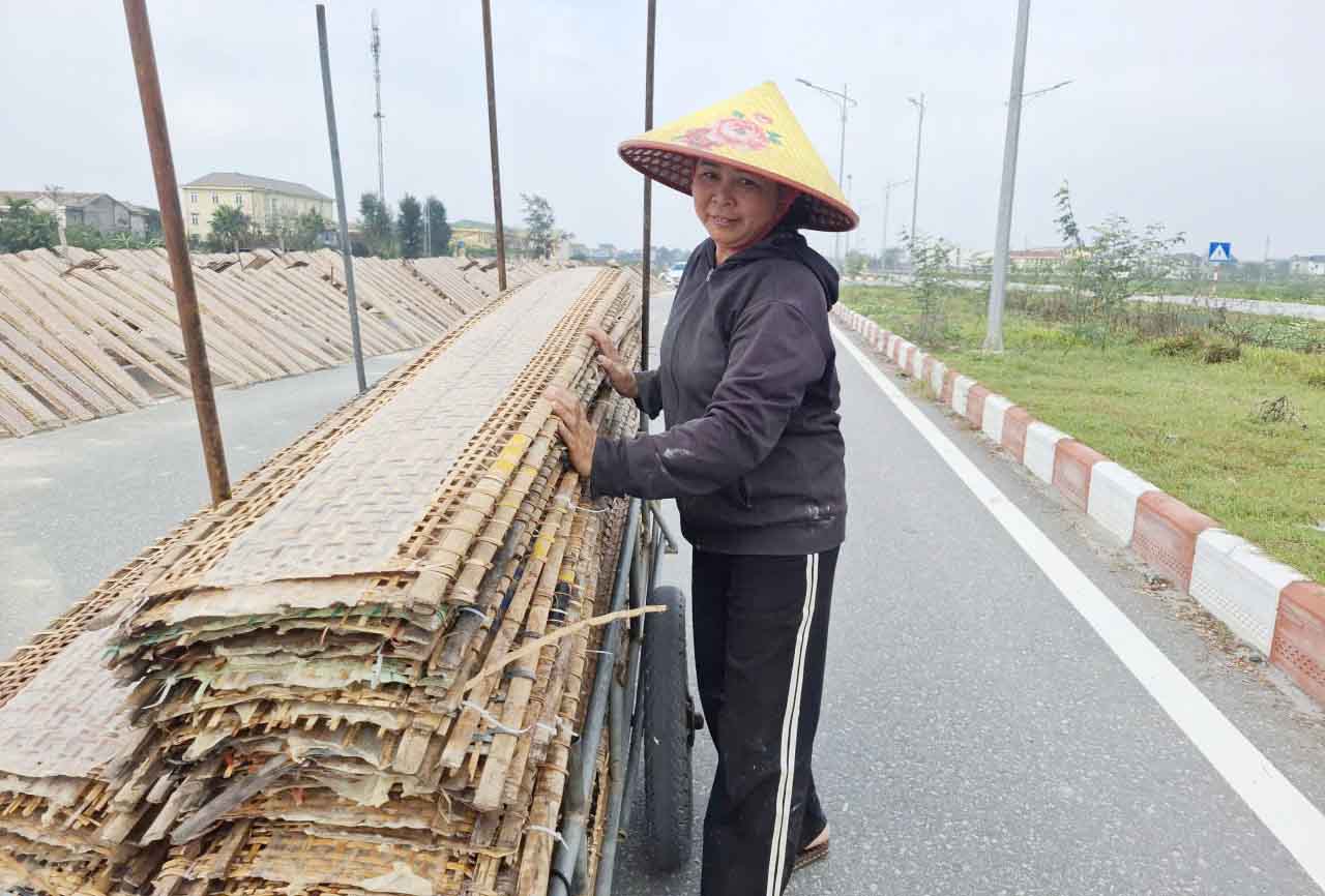 Banh Da Nem craft village in Ha Tinh is busy near Tet