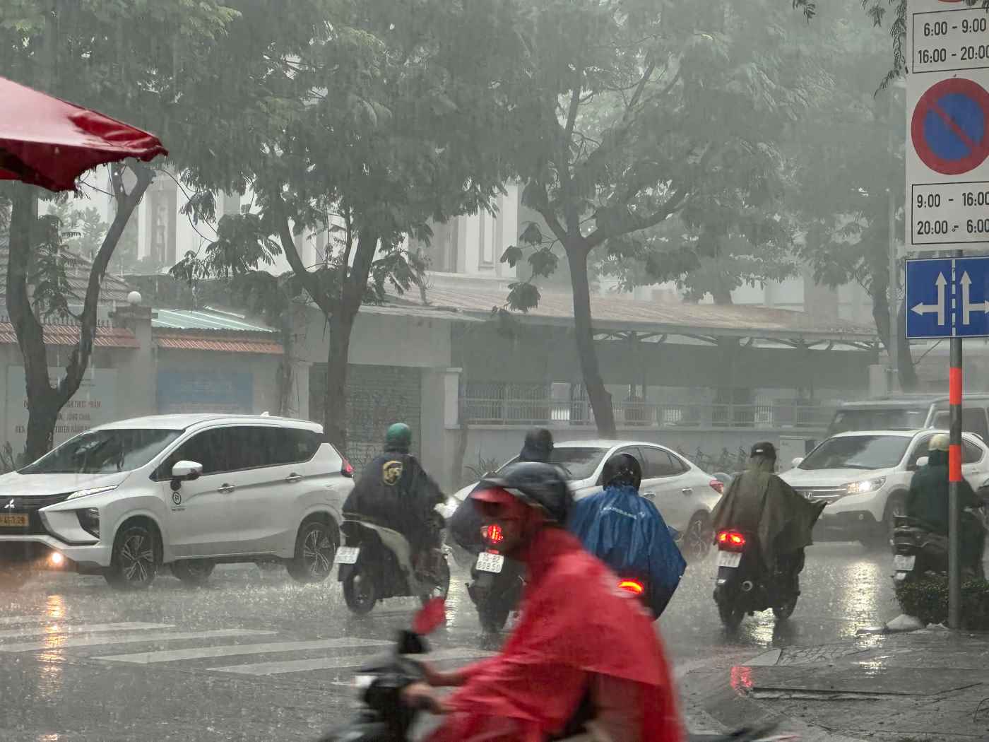 TPHCM có mưa dông trái mùa