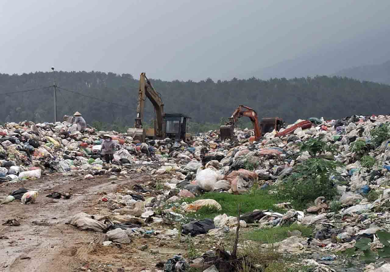 Rác chất cao dù khu xử lý hết hạn hoạt động