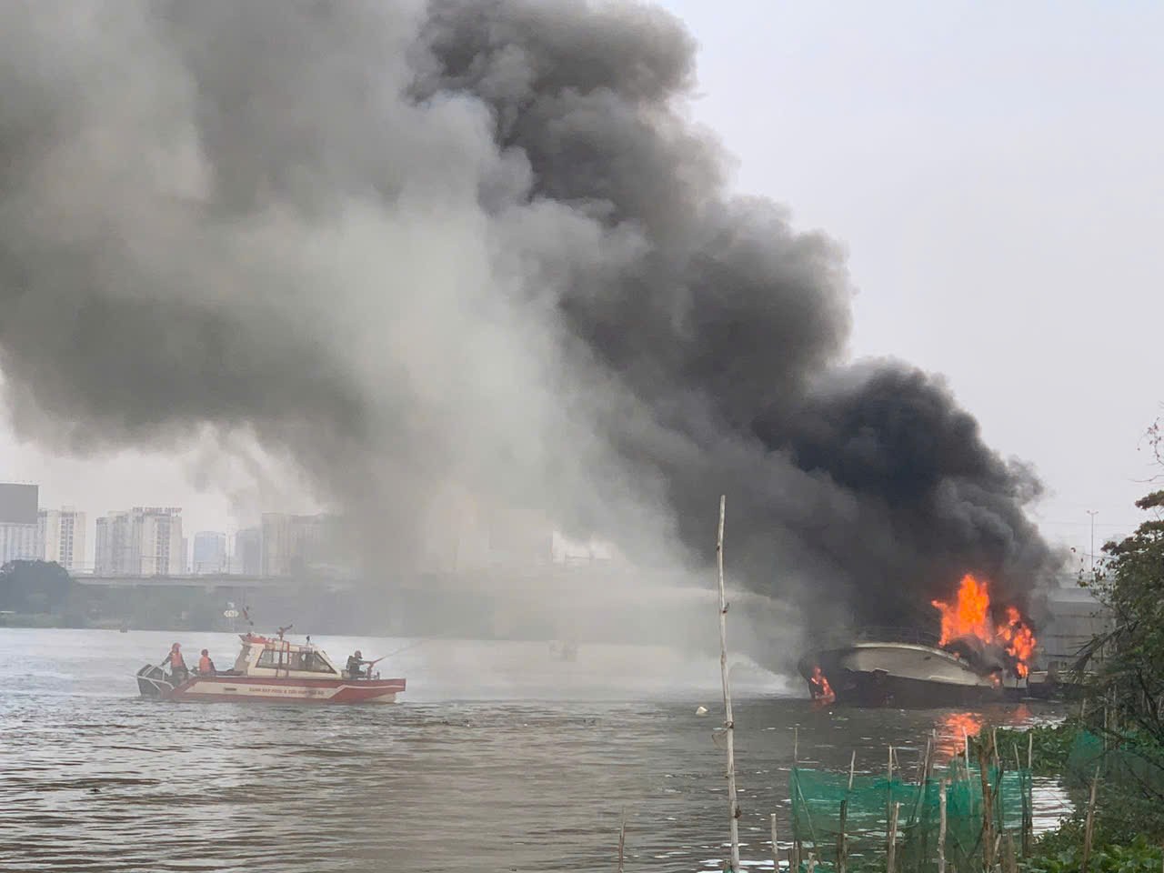 A restaurant yacht catches fire on the Saigon River