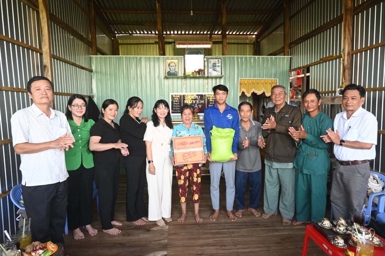 Handing over 2 houses of gratitude to people in difficult circumstances ...