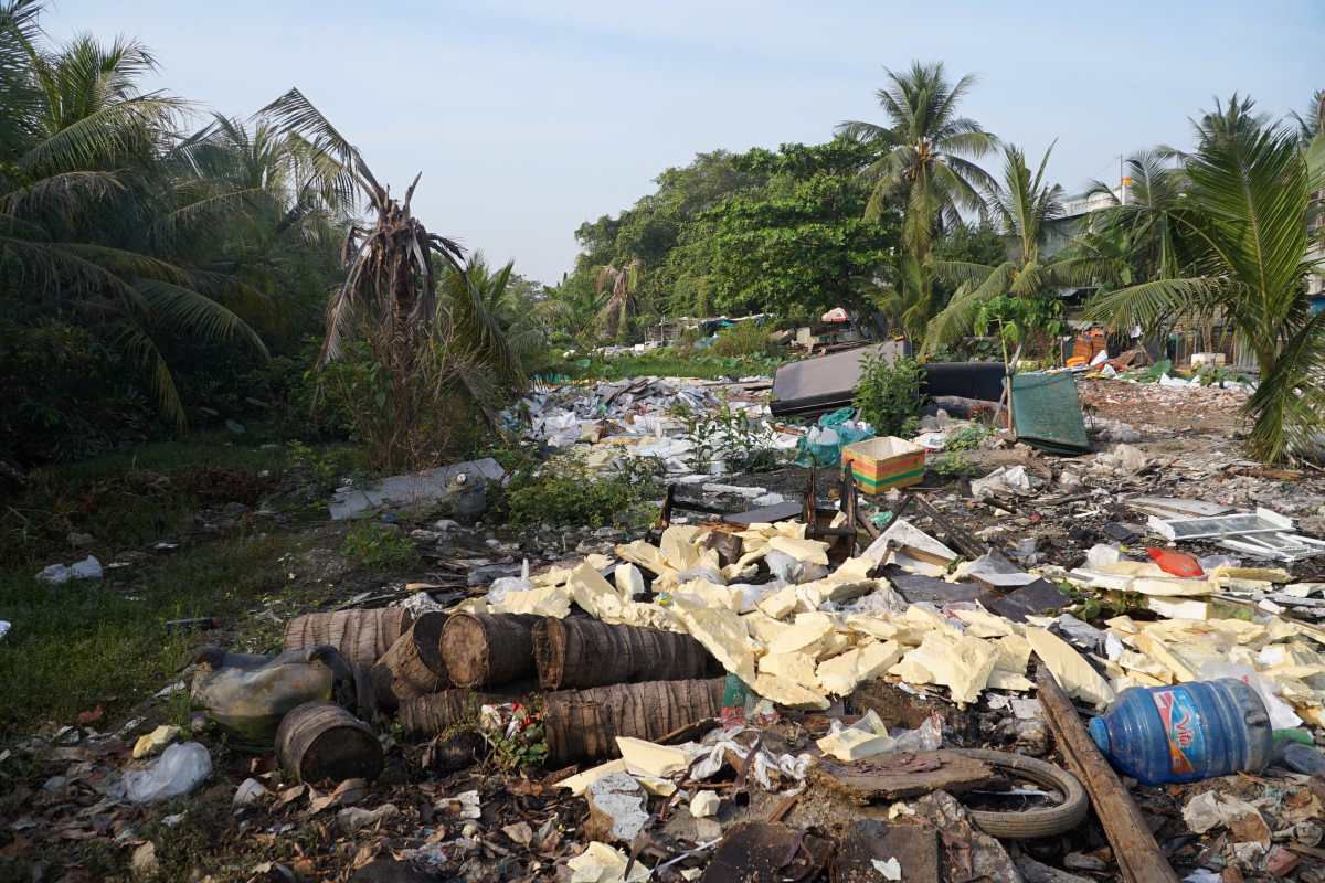 Đổ rác thải gây ô nhiễm ao hồ ở phường Bình Quới, TPHCM