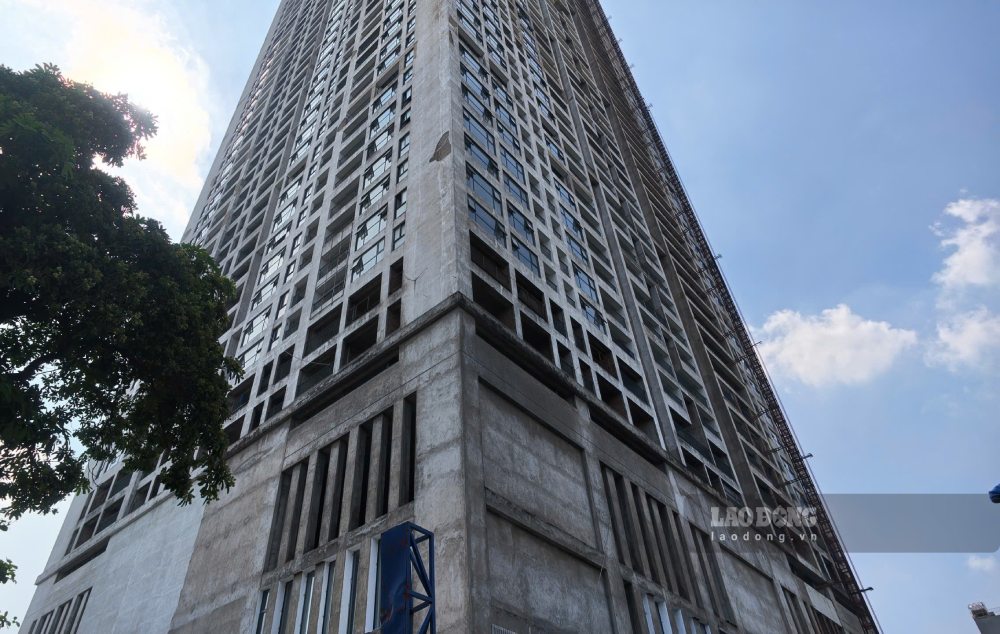 Abandoned high-rise building for decades in Hanoi causes waste