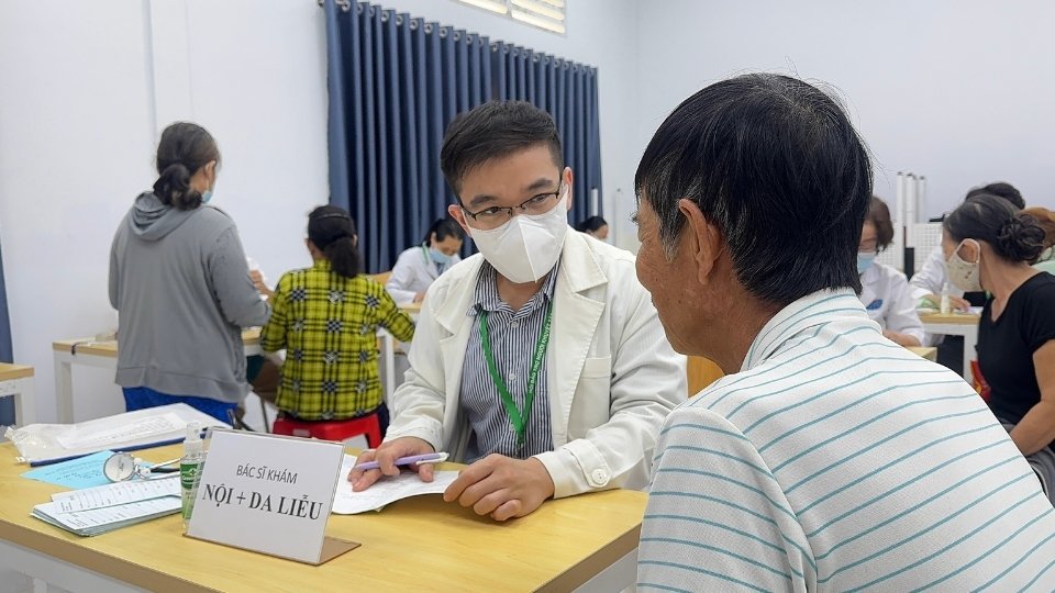 Đại học Cửu Long khám bệnh, phát thuốc miễn phí cho khoảng 4.000 người dân