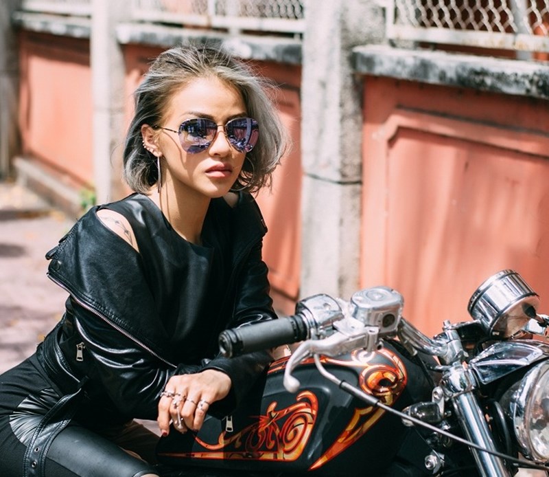 Nữ DJ 9x nóng bỏng bên xe motor phân khối lớn