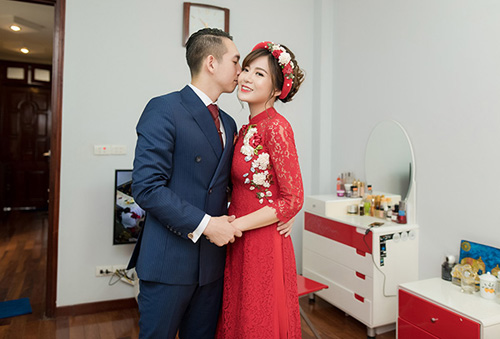 Top 5 showbiz: Hot girl MU Tú Linh hôn say đắm chồng trong lễ ăn hỏi