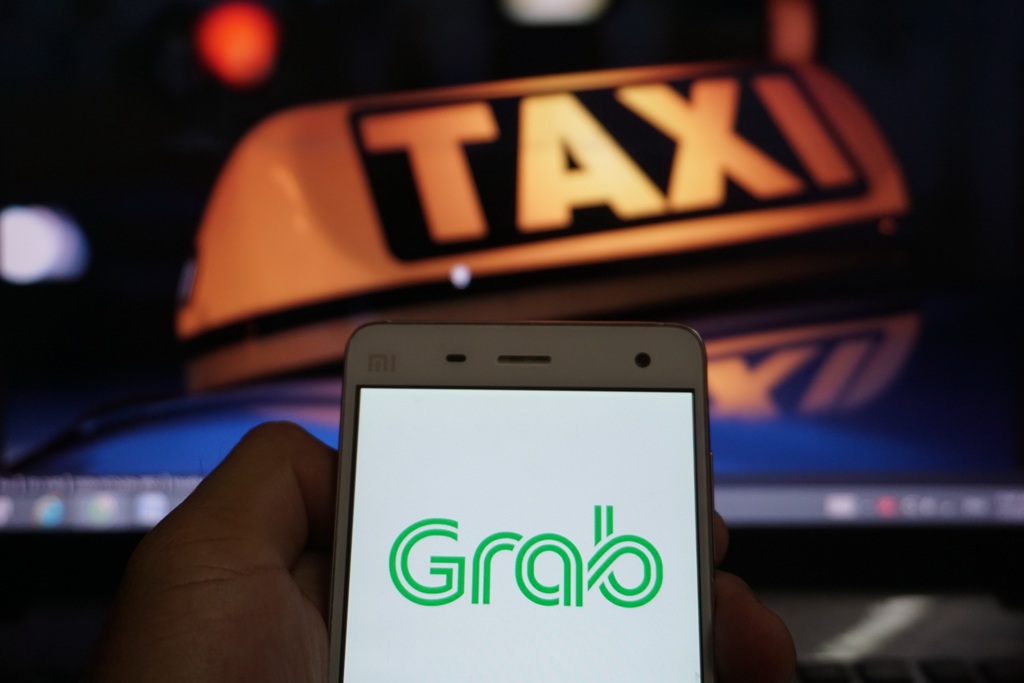 Va với taxi truyền thống, vì sao Uber, Grab được người tiêu dùng “bênh”?